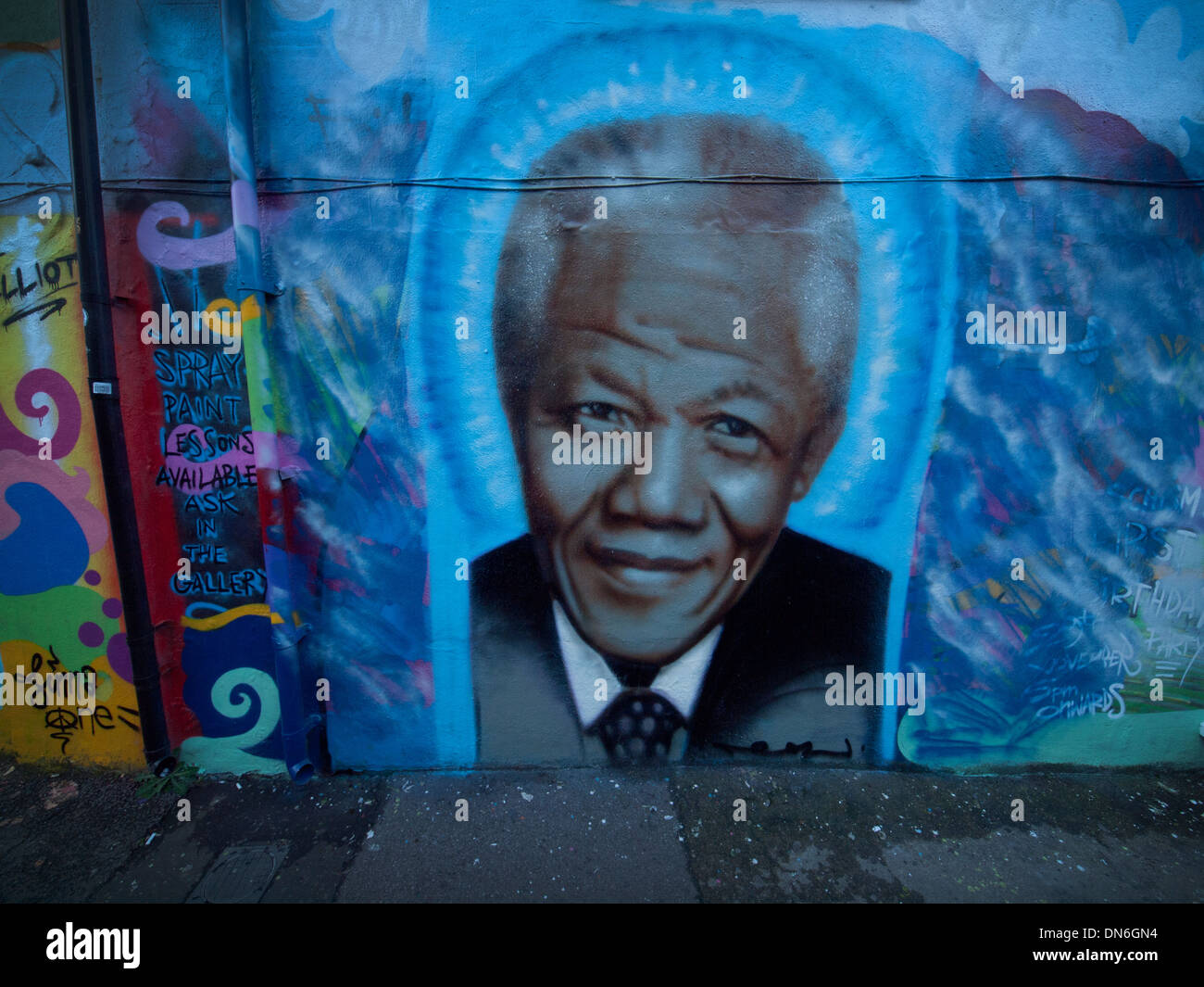 A street mural of Nelson Mandela in Brighton Stock Photo - Alamy