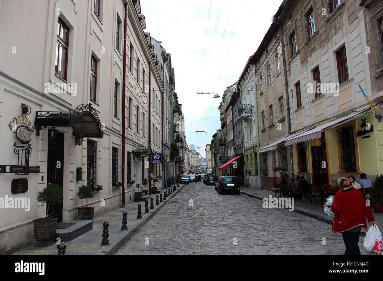 Narrow avenue hi-res stock photography and images - Alamy