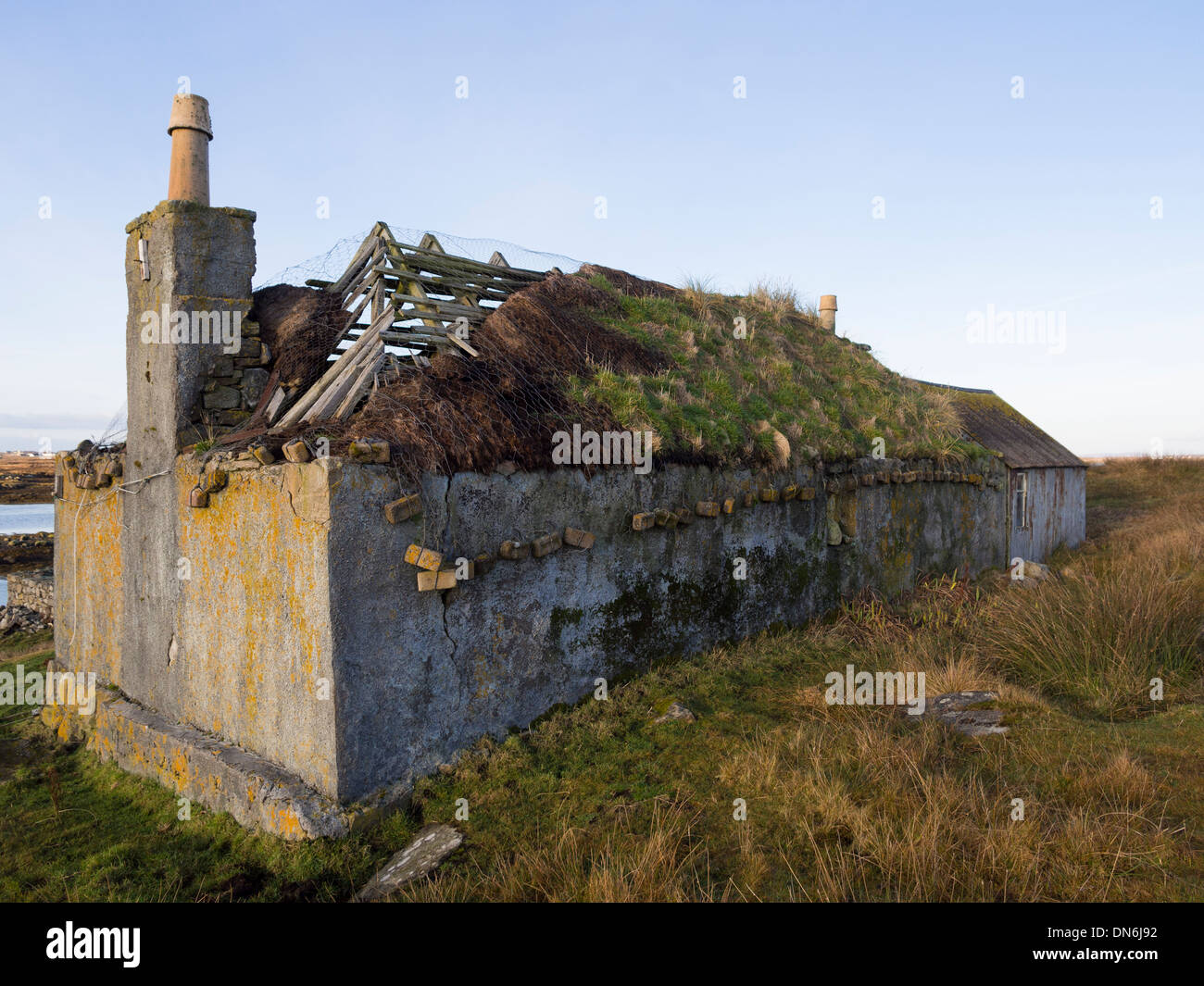 Turf roof house scotland hi-res stock photography and images - Alamy