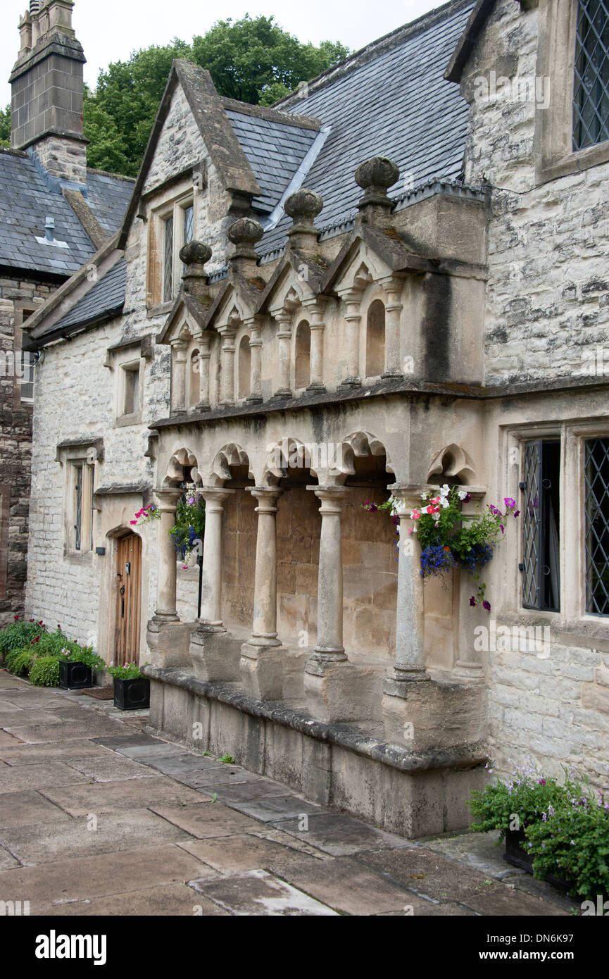 Old alms houses hi-res stock photography and images - Alamy