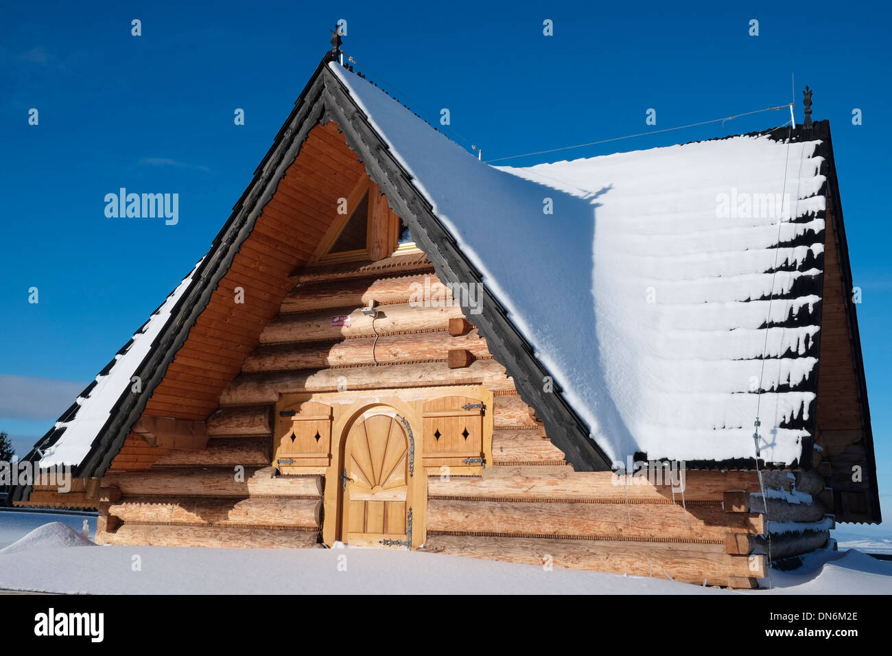 Log cabin on hill hi-res stock photography and images - Alamy