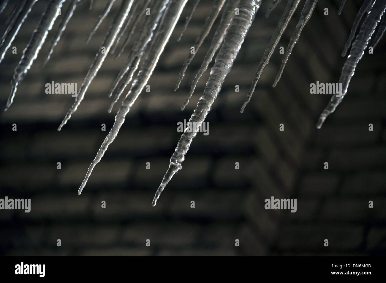 Row of icicles hi-res stock photography and images - Alamy
