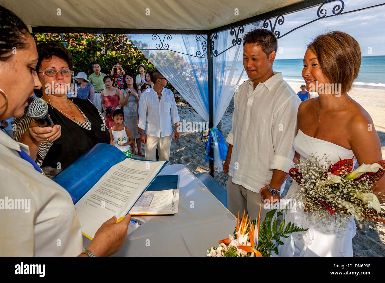 Cuban wedding hi-res stock photography and images - Alamy