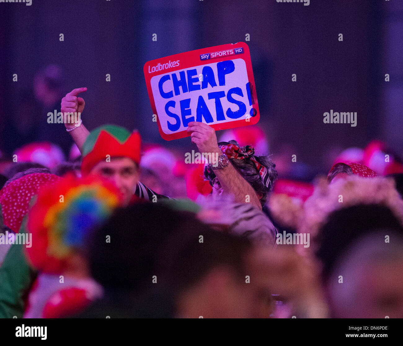 Alexandra palace darts crowd hi-res stock photography and images - Alamy