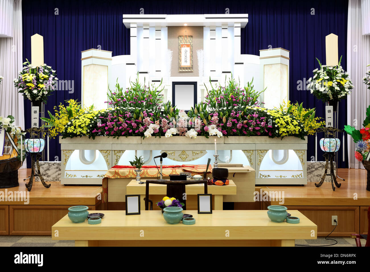 Funeral scene of japanese style Stock Photo - Alamy