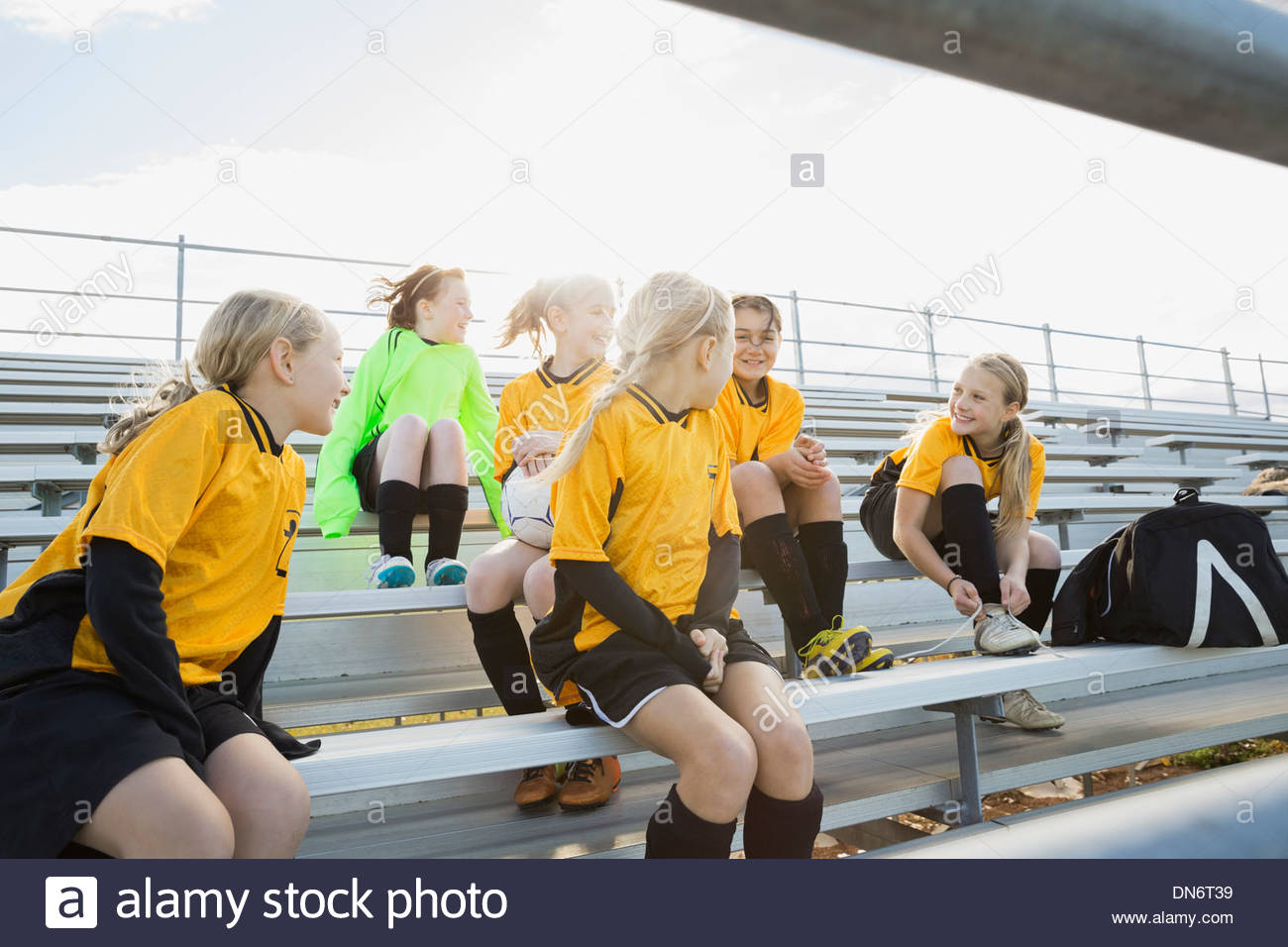 Full bleachers hi-res stock photography and images - Alamy