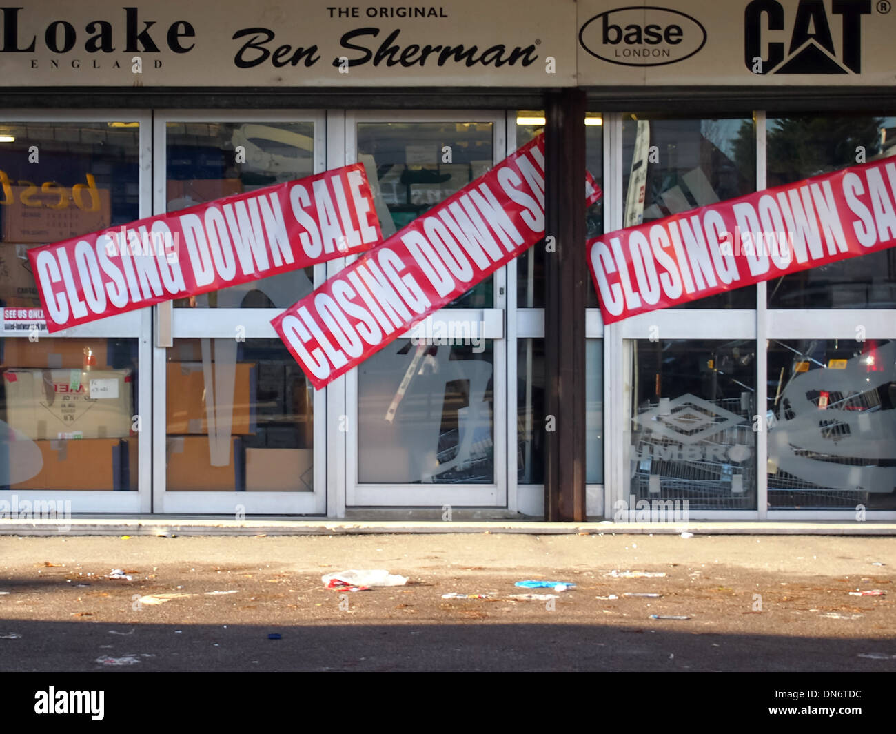 Closing down signs hi-res stock photography and images - Alamy
