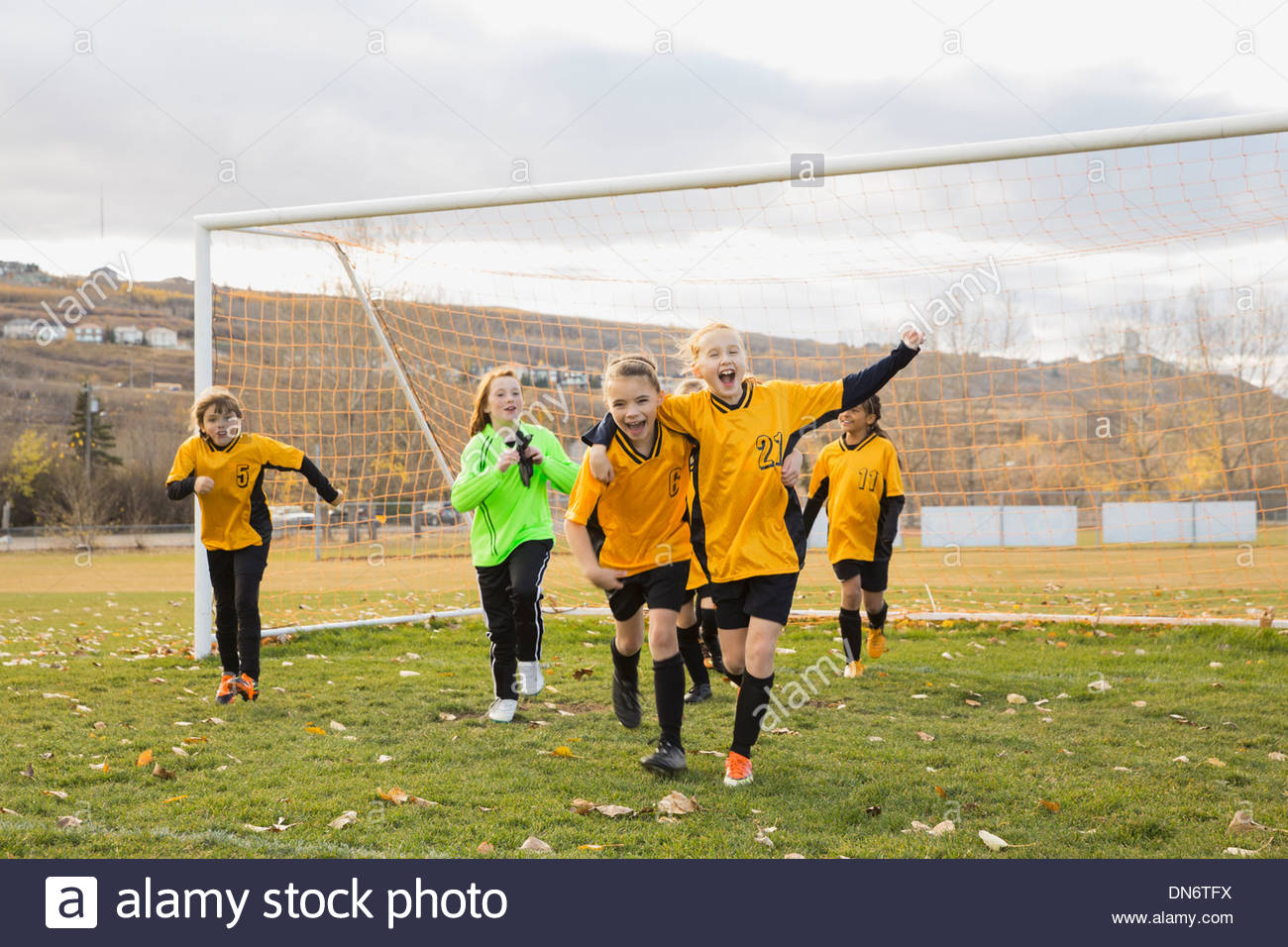 Girls playing soccer hi-res stock photography and images - Alamy