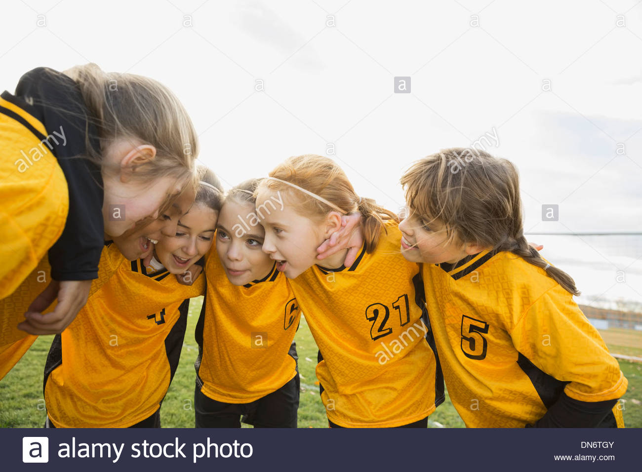 Soccer team huddle kids hi-res stock photography and images - Alamy