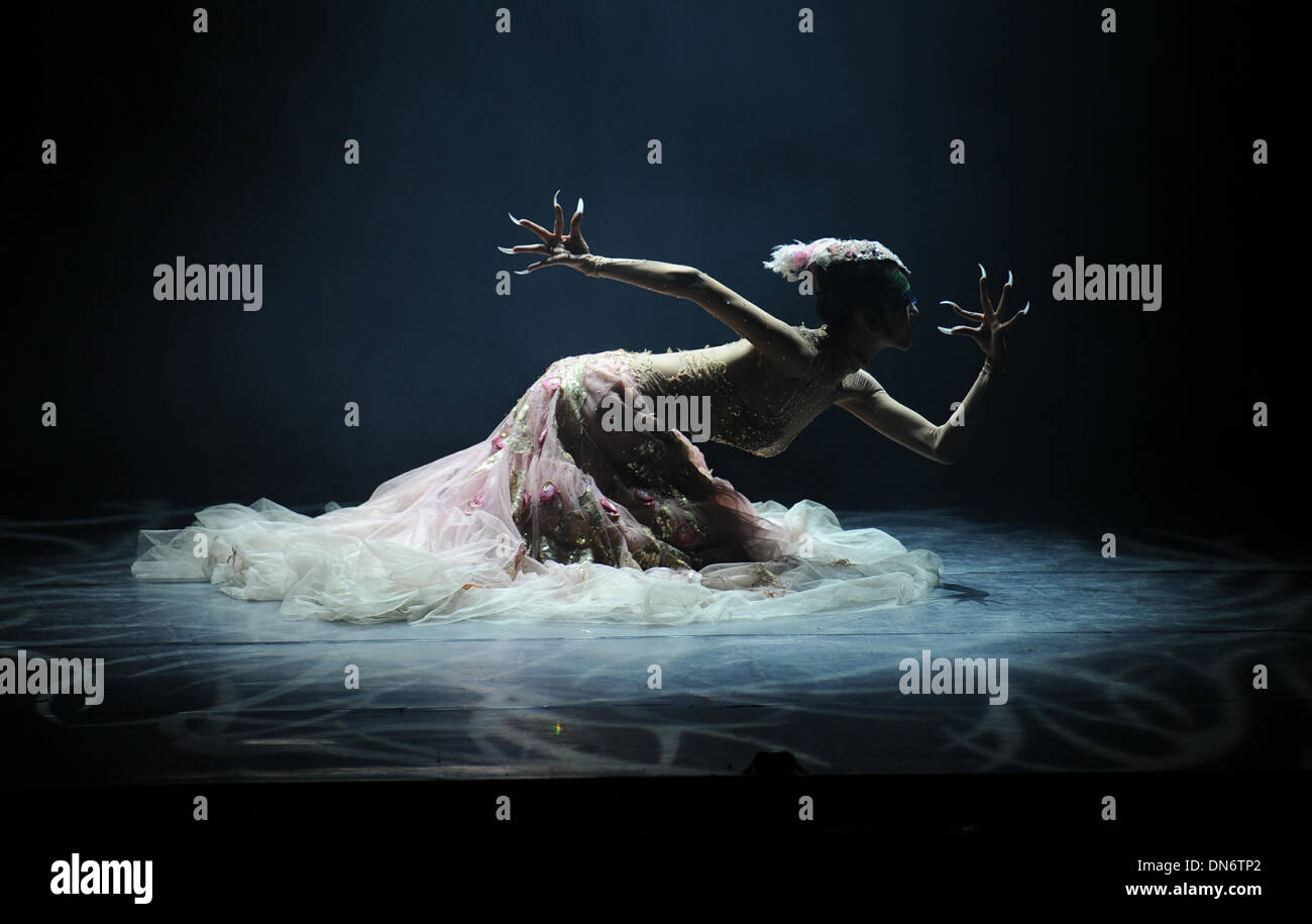 Dance of the peacock hi-res stock photography and images - Alamy