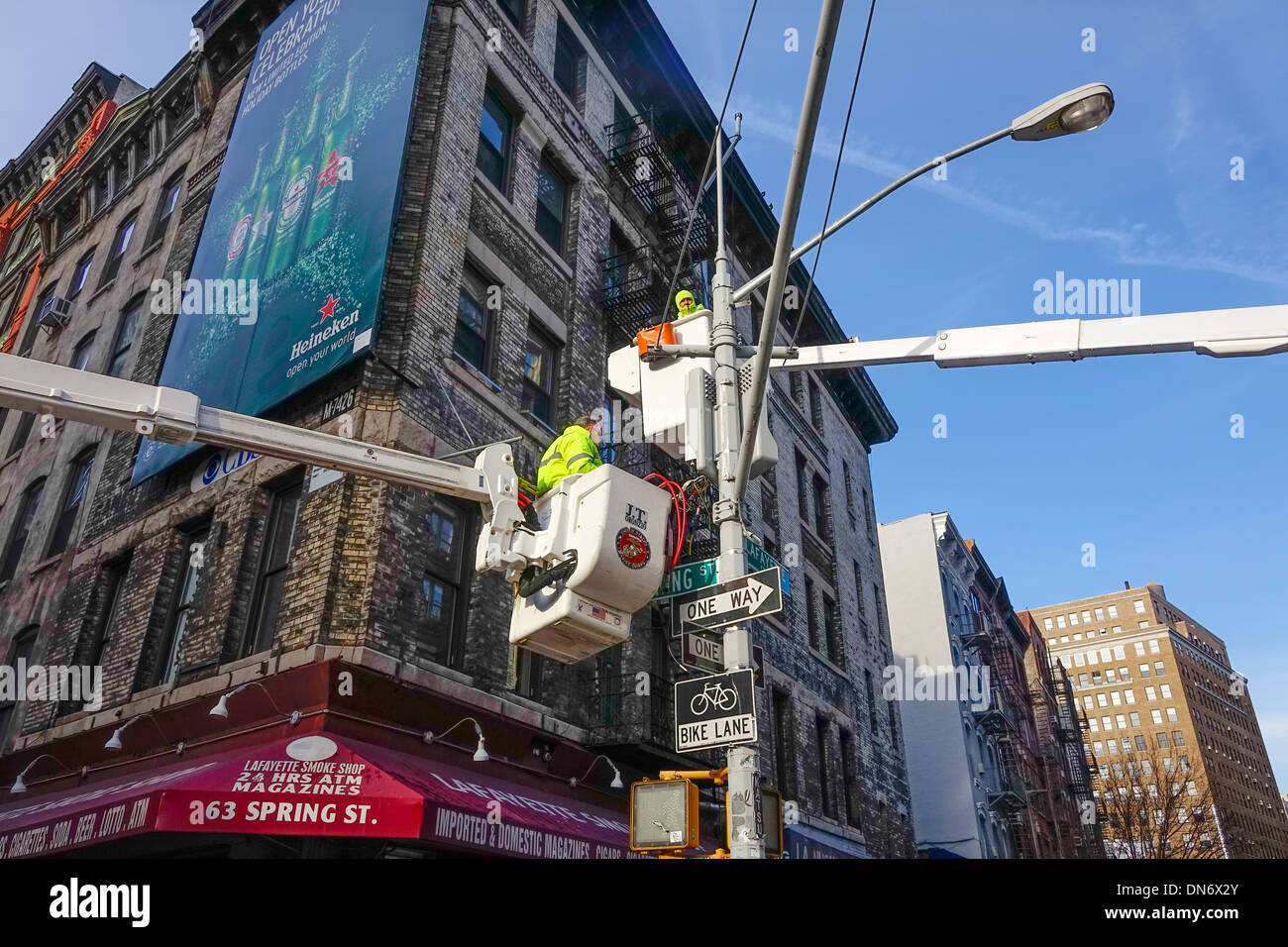 Cherry picker maintenance hi-res stock photography and images - Alamy