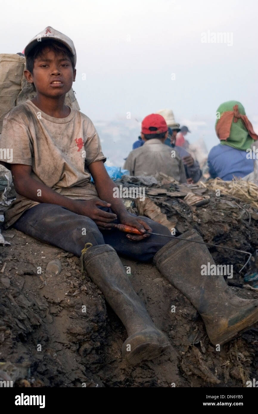 Asia recycling asia poverty human scavenger human scavengers hi-res ...