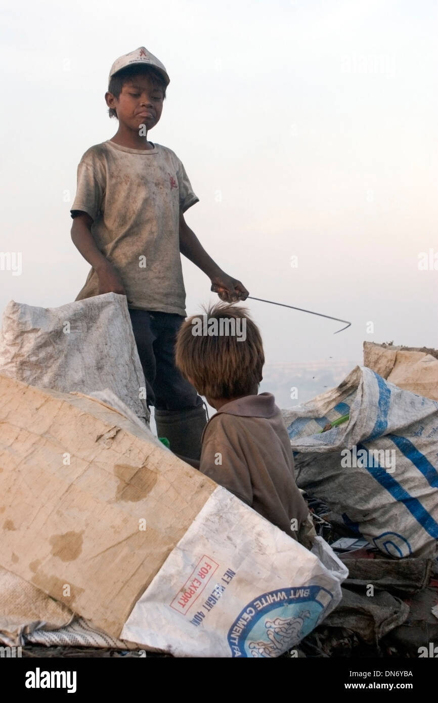 Asia recycling asia poverty human scavenger human scavengers hi-res ...