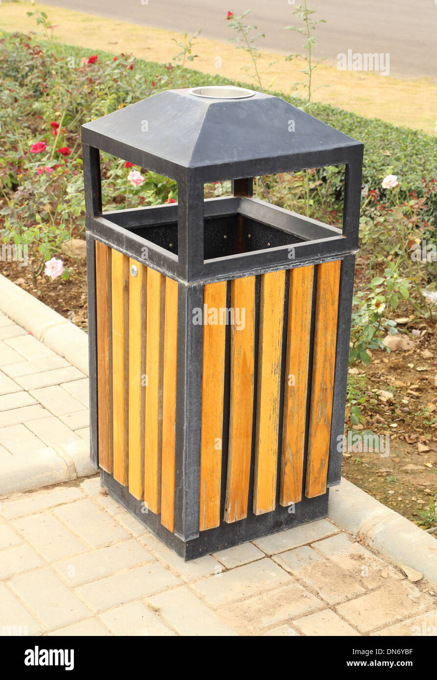 Public garden recycle bin hi-res stock photography and images - Alamy