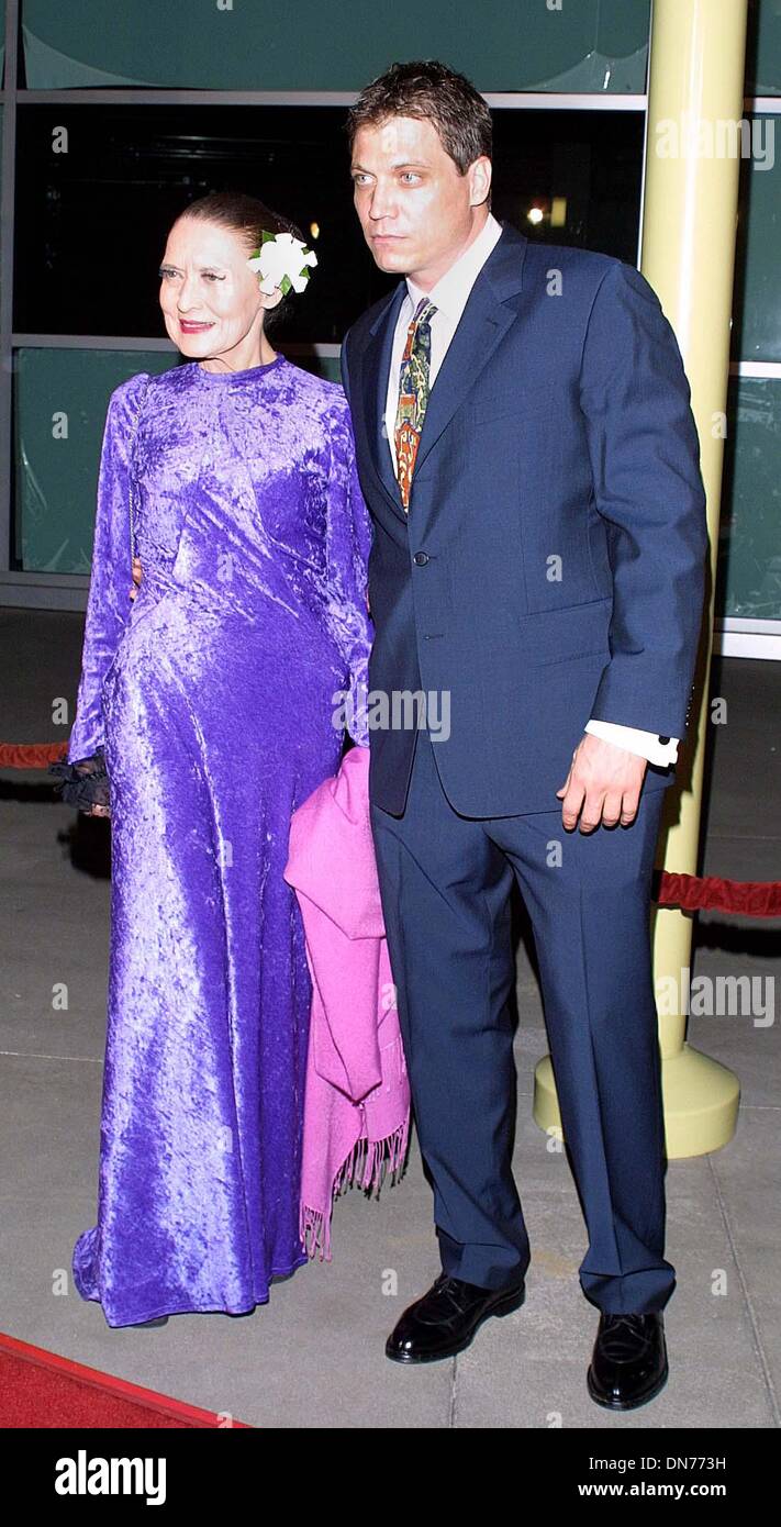 Oct. 7, 2002 - Hollywood, CA, USA - K26558TR - 'BELOW' MOVIE PREMIERE ...