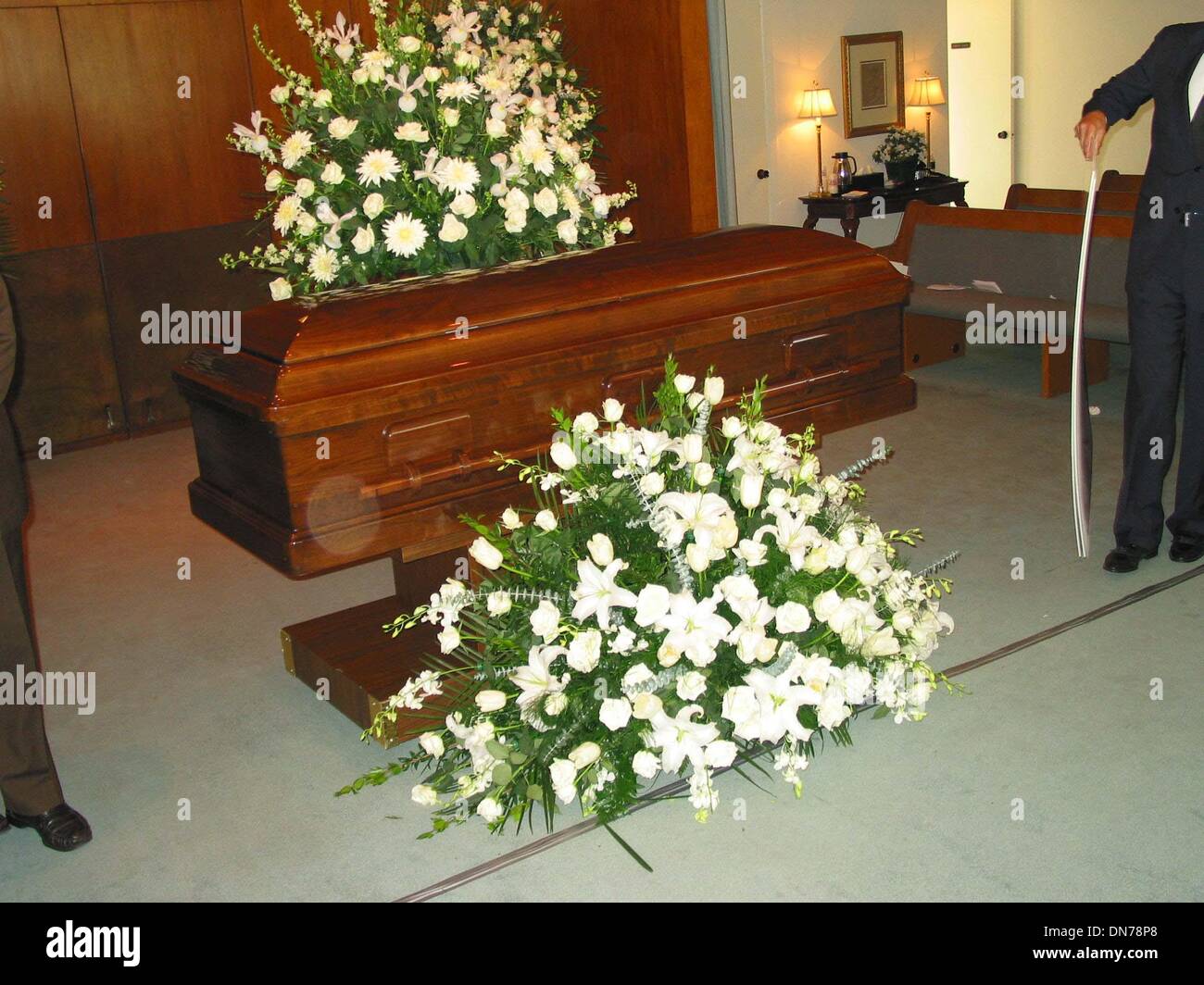 Apr. 1, 2002 - Hollywood, CA, USA - K24571MR: MILTON BERLE FUNERAL ...