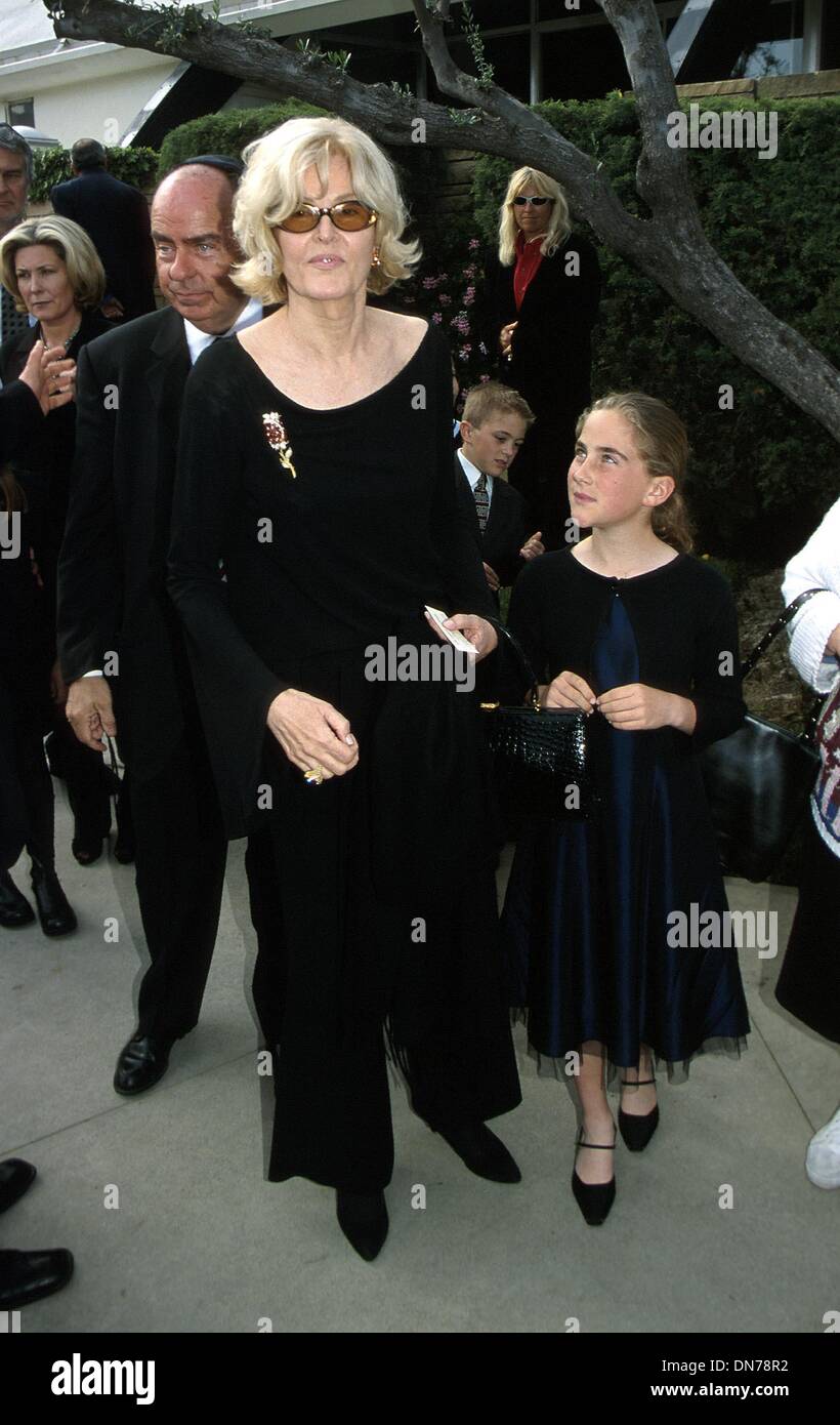 Apr. 2, 2002 - Hollywood, CA, USA - K24571MR: MILTON BERLE FUNERAL ...