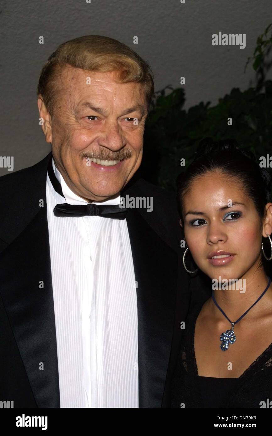 Jerry buss magic johnson hi-res stock photography and images - Alamy