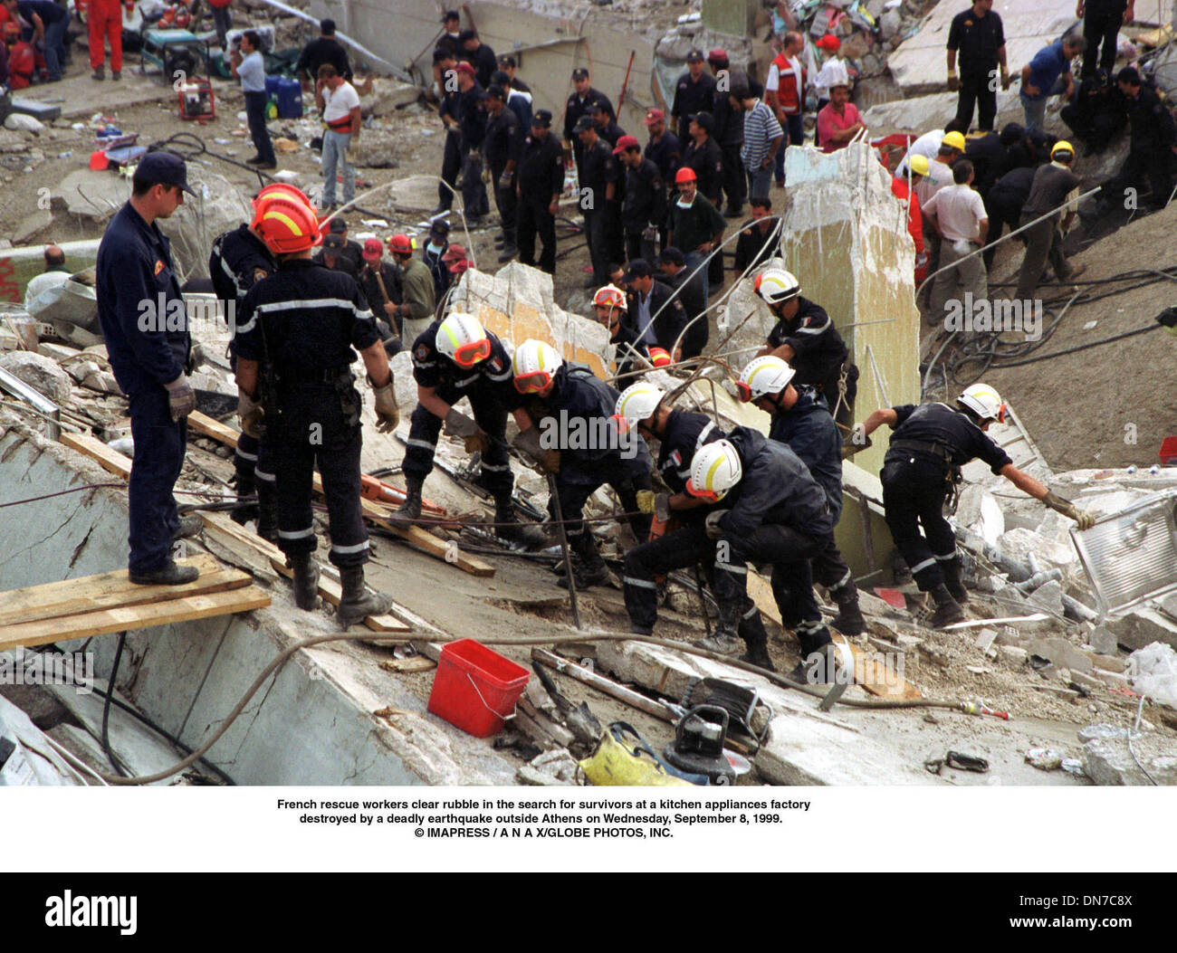 Rescue workers clear rubble hi-res stock photography and images - Alamy
