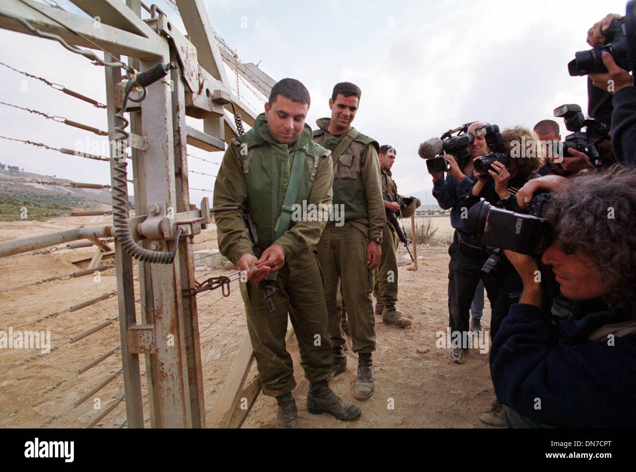 May 24, 2000 - Metulla, ISRAEL - Israeli soldiers lock for the last ...