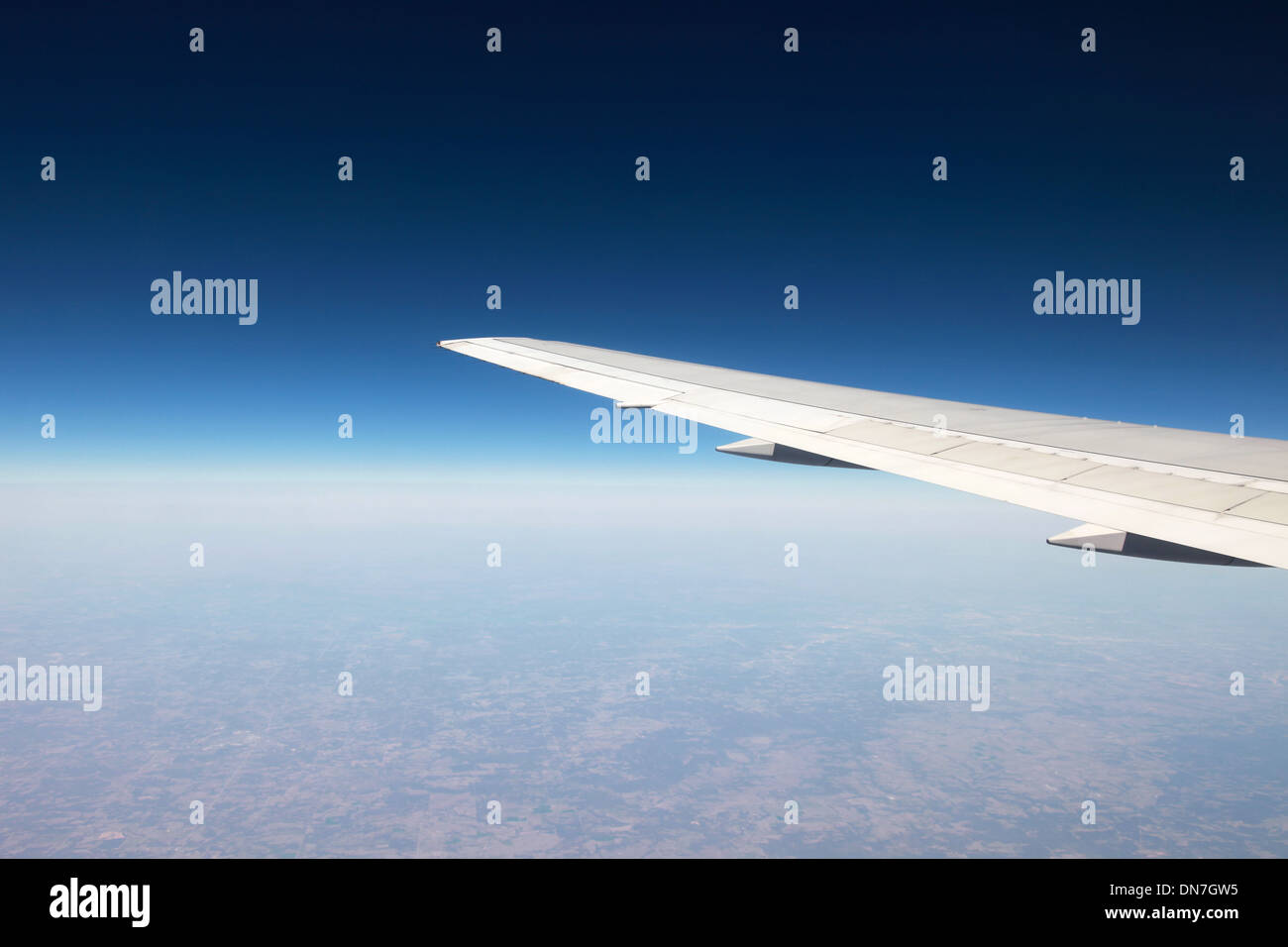 Wing flying aircraft hi-res stock photography and images - Alamy