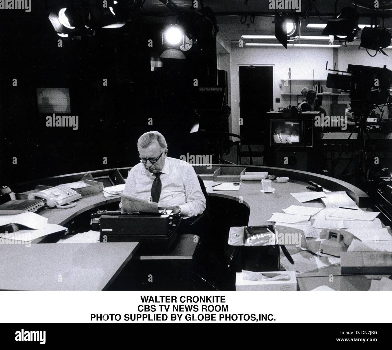 Feb. 19, 2001 - WALTER CRONKITE.CBS TV NEWS ROOM. SUPPLIED BY (Credit ...