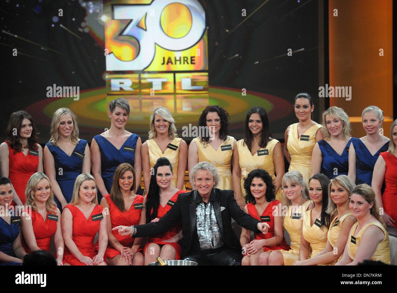 Huerth, Germany. 19th Dec, 2013. German TV host Thomas Gottschalk (C ...