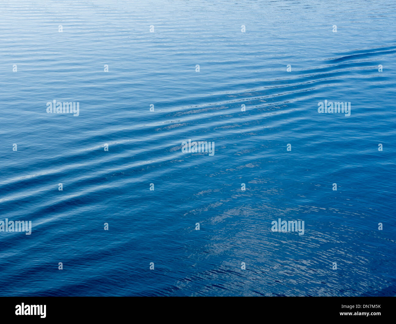 Wave pattern of ships bow wave in the sea Stock Photo - Alamy