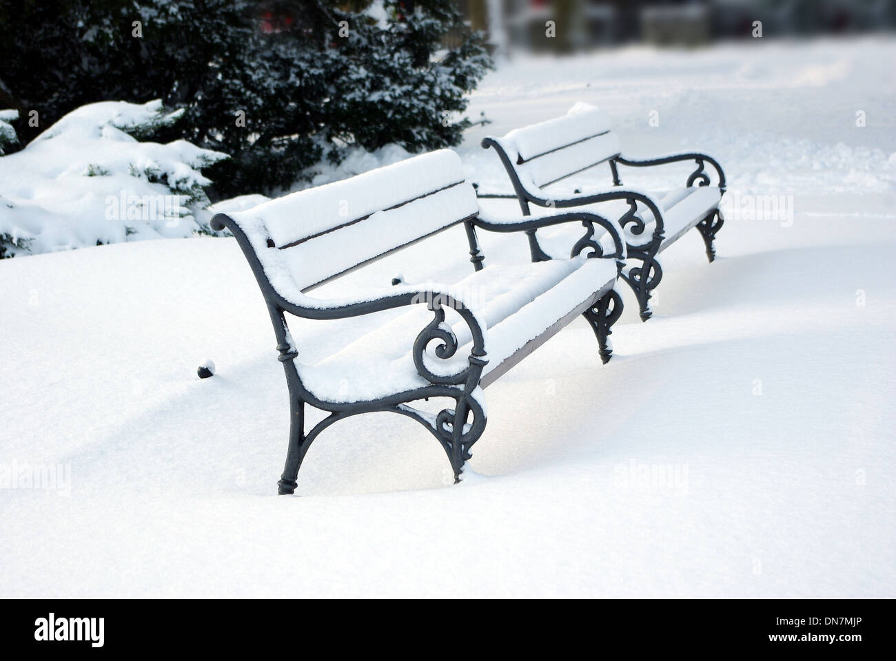 Snow on benches hi-res stock photography and images - Alamy