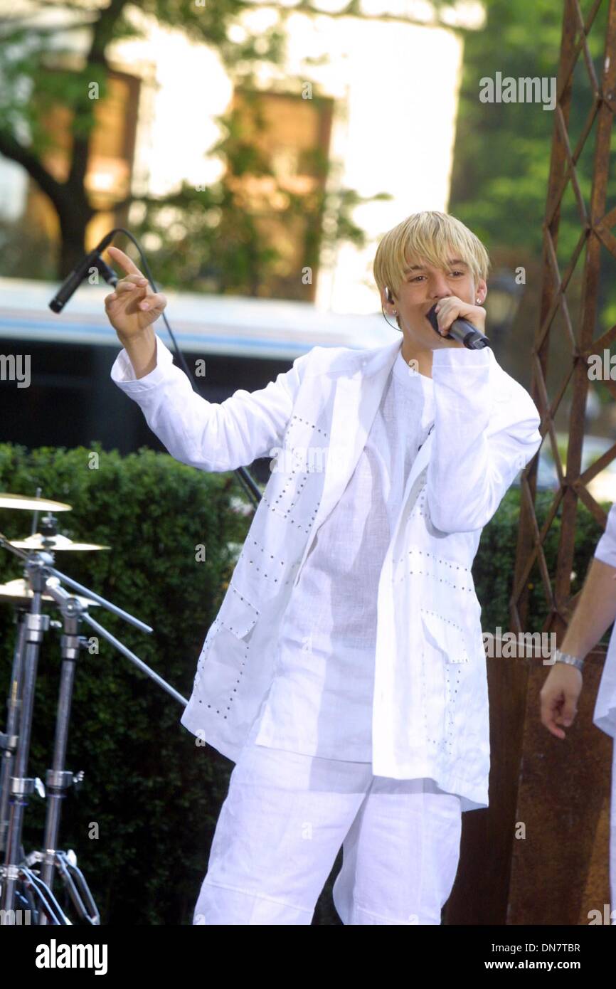 May 31, 2002 - K25188JBB AARON AND NICK CARTER PERFORM ON CBS'S THE ...