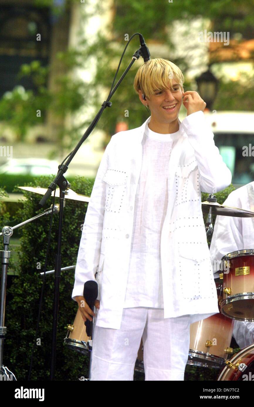 May 31, 2002 - K25188JBB AARON AND NICK CARTER PERFORM ON CBS'S THE ...