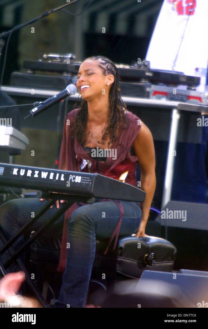 Alicia keys 2002 hi-res stock photography and images - Alamy