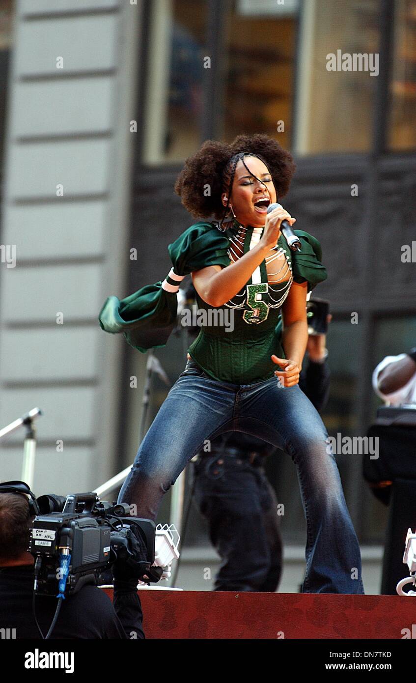 Alicia keys 2002 hi-res stock photography and images - Alamy