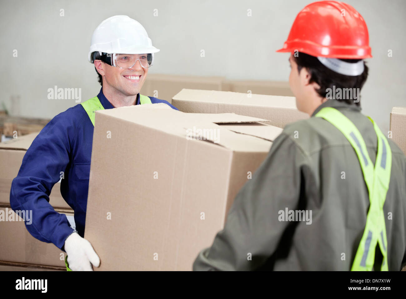 Man carrying box warehouse hi-res stock photography and images - Alamy