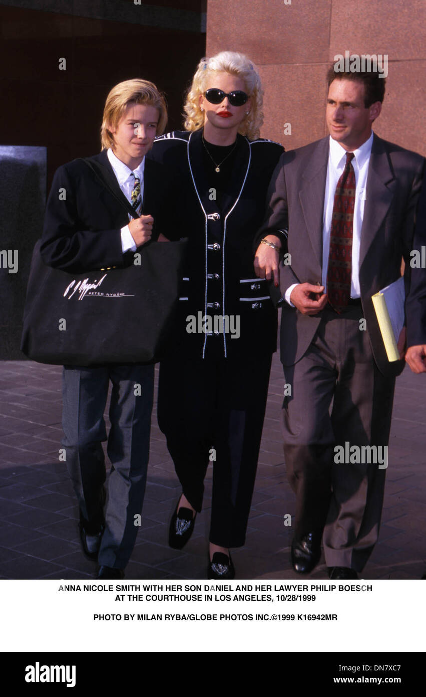 Oct. 28, 1999 - K16942MR 10/28/99.ANNA NICOLE SMITH WITH HER SON DANIEL ...