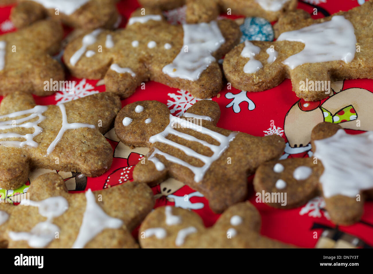 Ginger bread men hi-res stock photography and images - Alamy