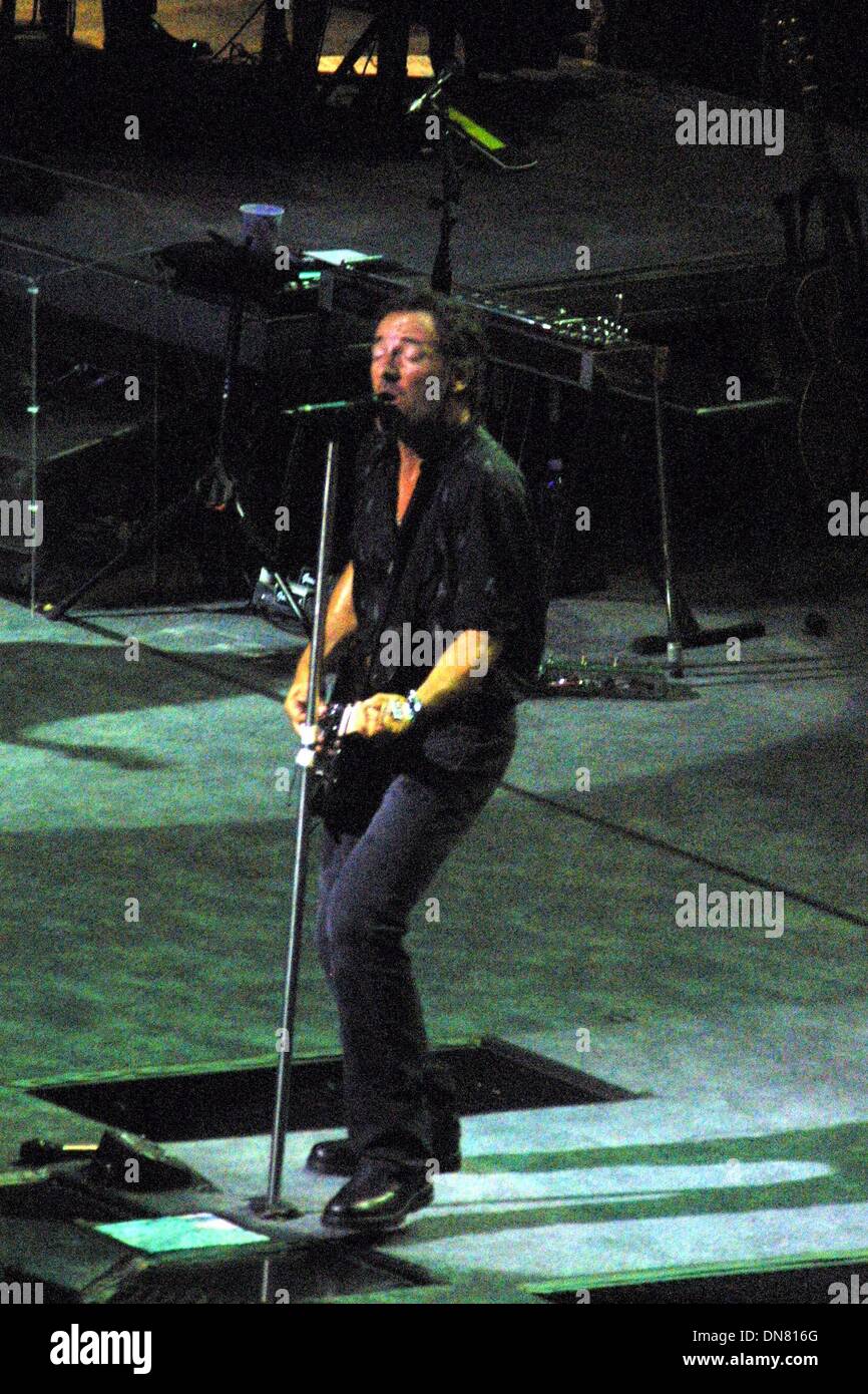 Jan. 1, 1980 - K25854JBB: 8/12/02.BRUCE SPRINGSTEEN AND THE E STREET ...