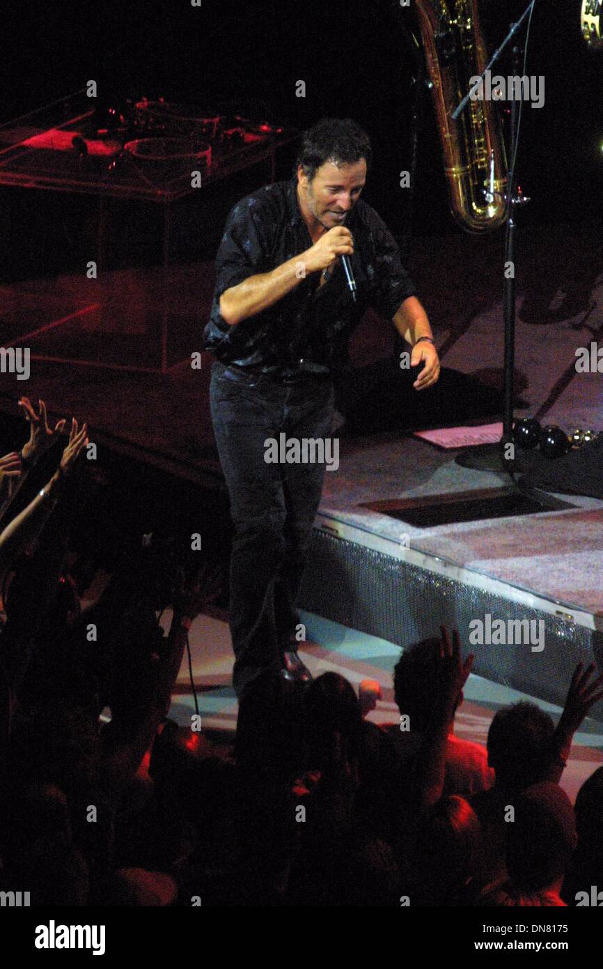 Jan. 1, 1980 - K25854JBB: 8/12/02.BRUCE SPRINGSTEEN AND THE E STREET ...
