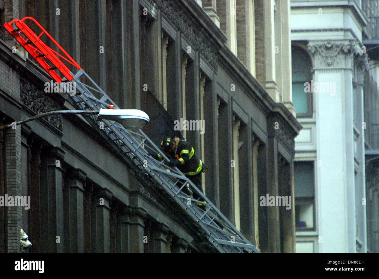 Apr. 25, 2002 - K1516JBB EXPLOSION IN CHELSEA.19TH STREET AND 6TH AVE ...