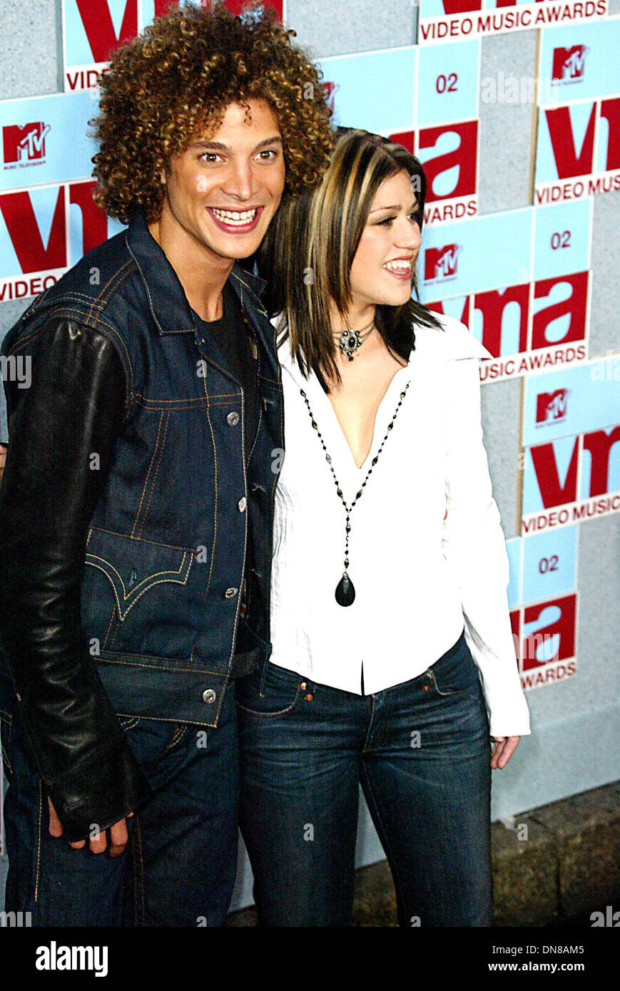 Aug. 30, 2002 - Justin Guarini + Kelly Clarkson.MTV Video Music Awards ...