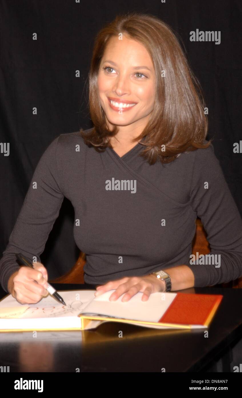 Christy turlington yoga hi-res stock photography and images - Alamy
