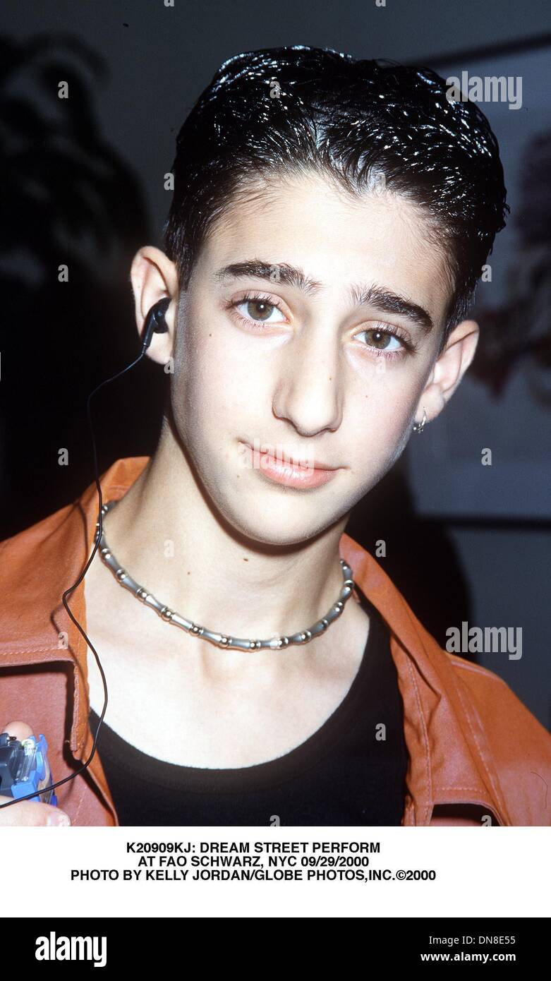 Sept. 29, 2000 - K20909KJ: DREAM STREET PERFORM.AT FAO SCHWARZ, NYC 09 ...