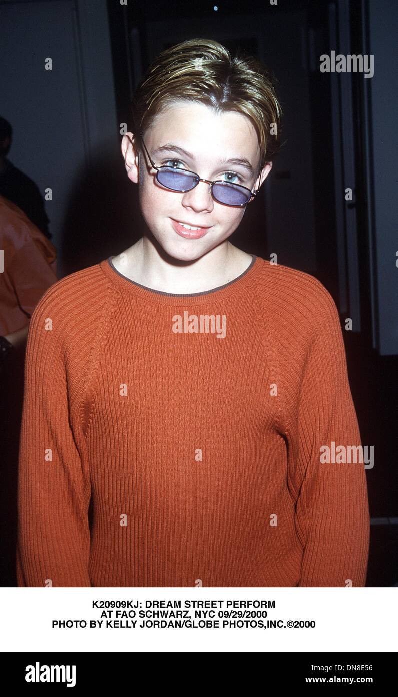Sept. 29, 2000 - K20909KJ: DREAM STREET PERFORM.AT FAO SCHWARZ, NYC 09 ...