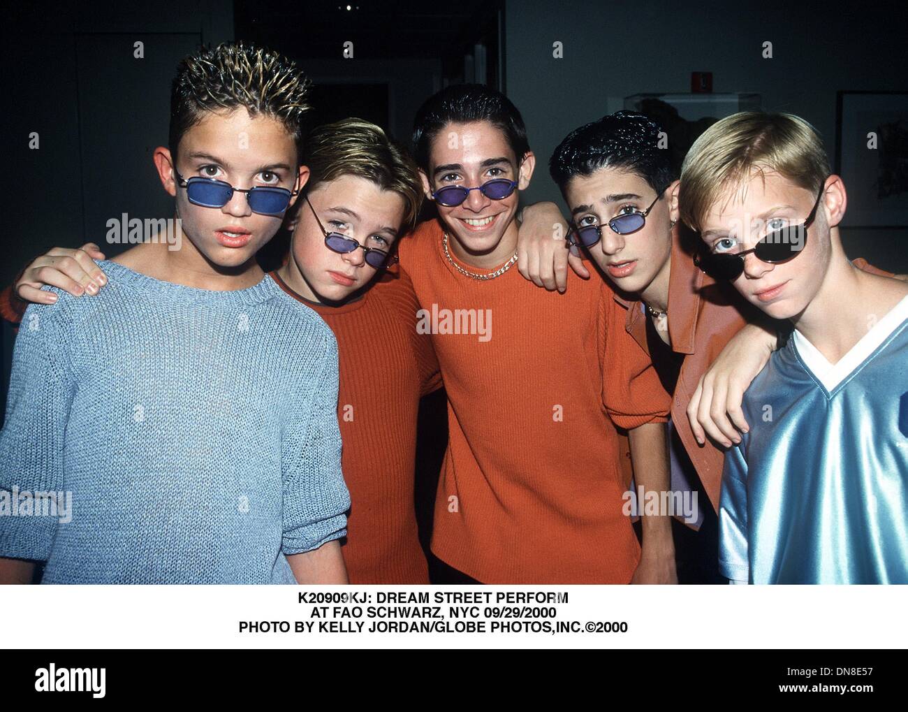 Sept. 29, 2000 - K20909KJ: DREAM STREET PERFORM.AT FAO SCHWARZ, NYC 09 ...
