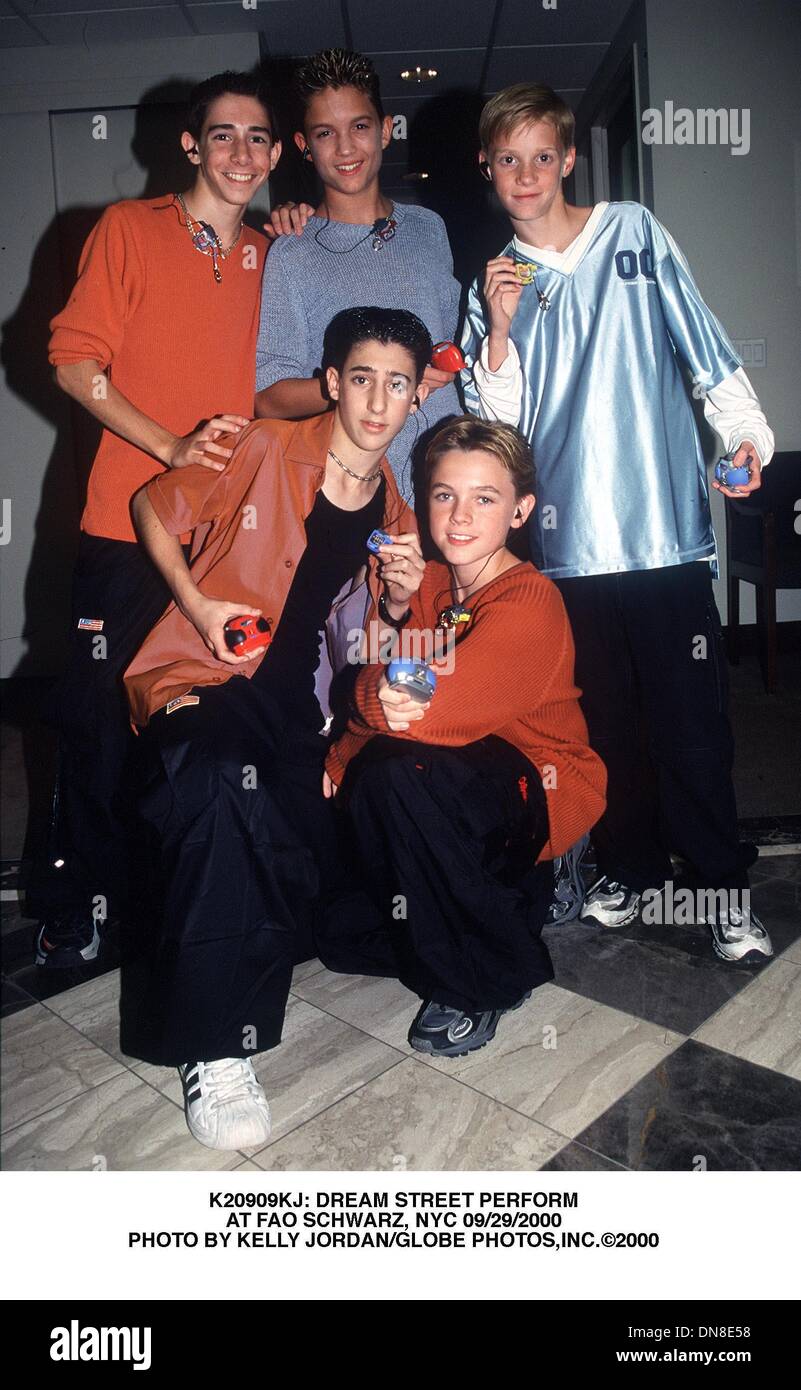 Sept. 29, 2000 - K20909KJ: DREAM STREET PERFORM.AT FAO SCHWARZ, NYC 09 ...