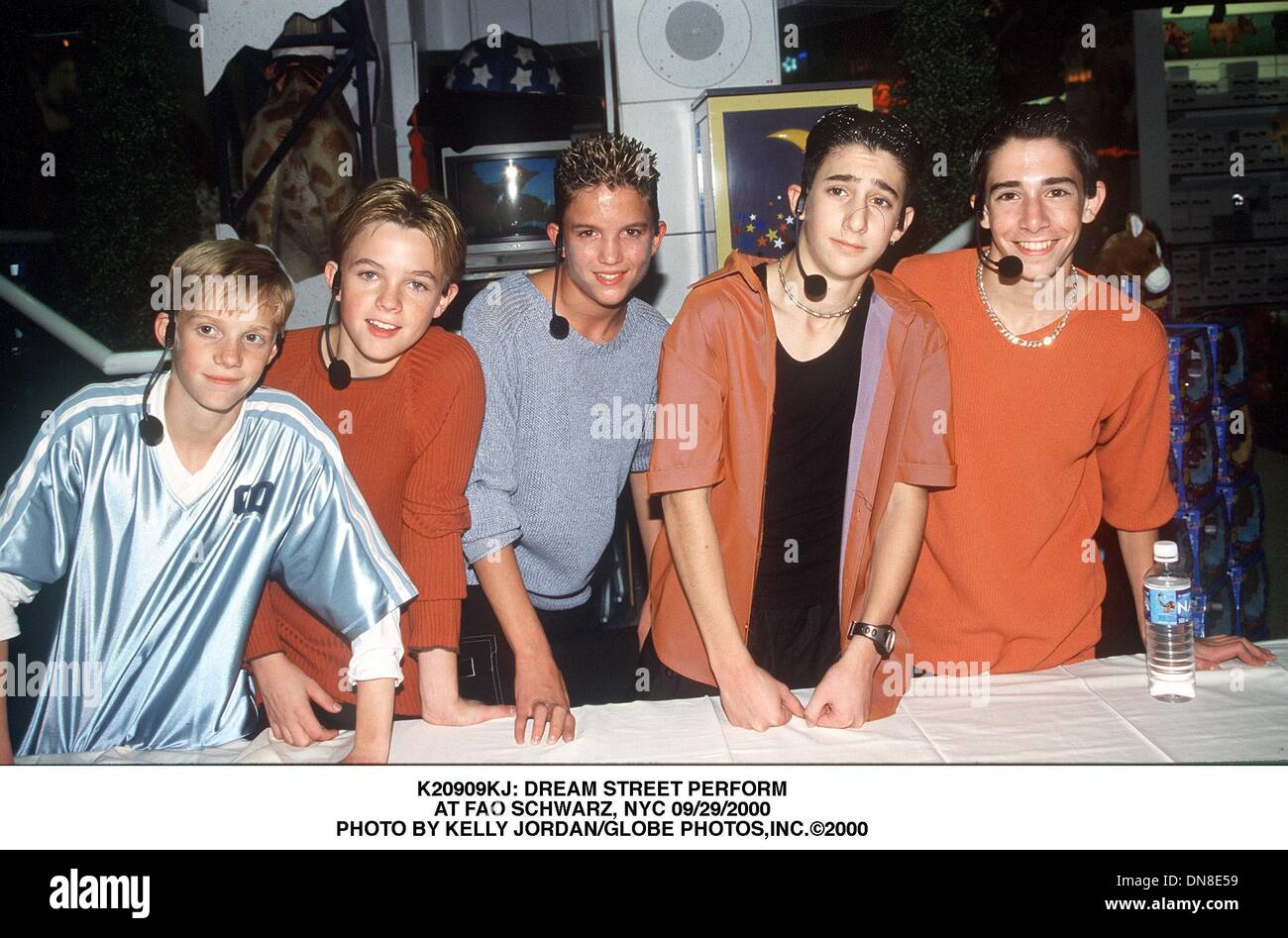 Sept. 29, 2000 - K20909KJ: DREAM STREET PERFORM.AT FAO SCHWARZ, NYC 09 ...