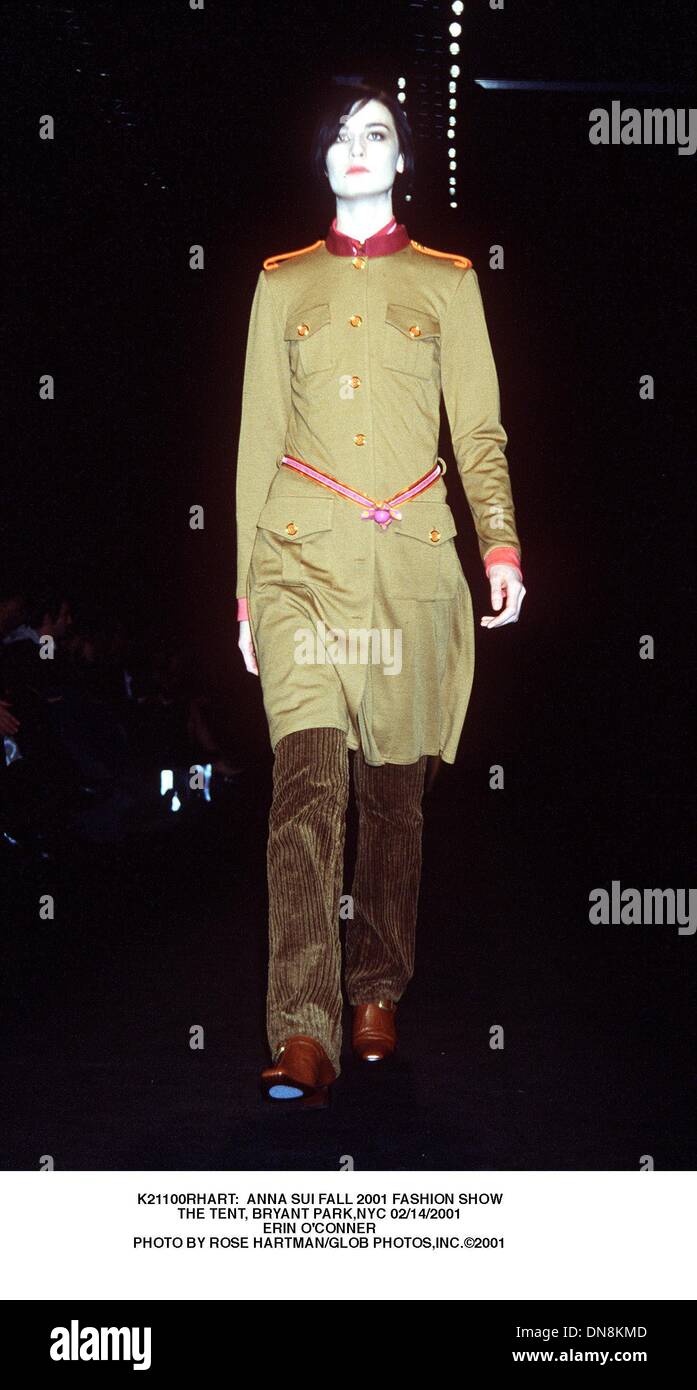 Feb. 14, 2001 - K21100RHART: ANNA SUI FALL 2001 FASHION SHOW.THE TENT ...