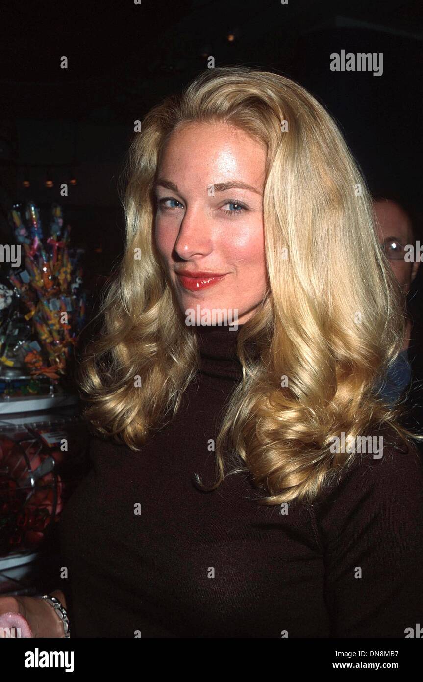 Oct. 17, 2001 - K23143HMc: 10/16/01.DYLAN'S CANDY BAR GRAND OPENING IN ...