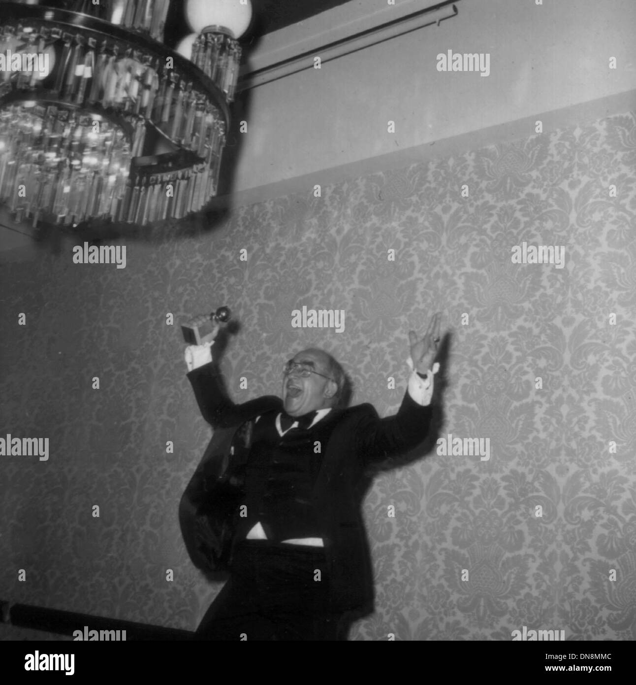 Ed asner emmy hi-res stock photography and images - Alamy