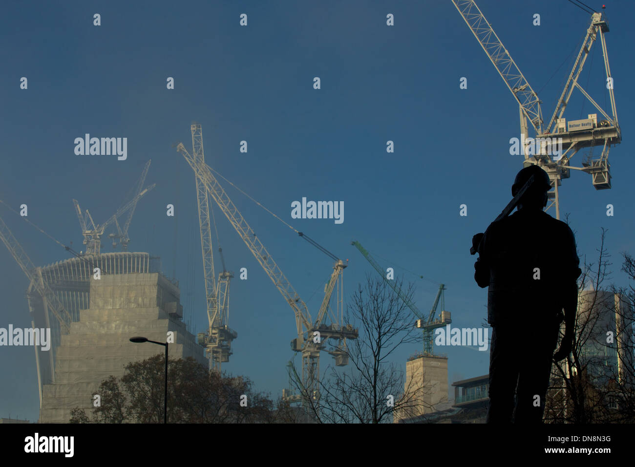 Statue of construction worker hi-res stock photography and images - Alamy